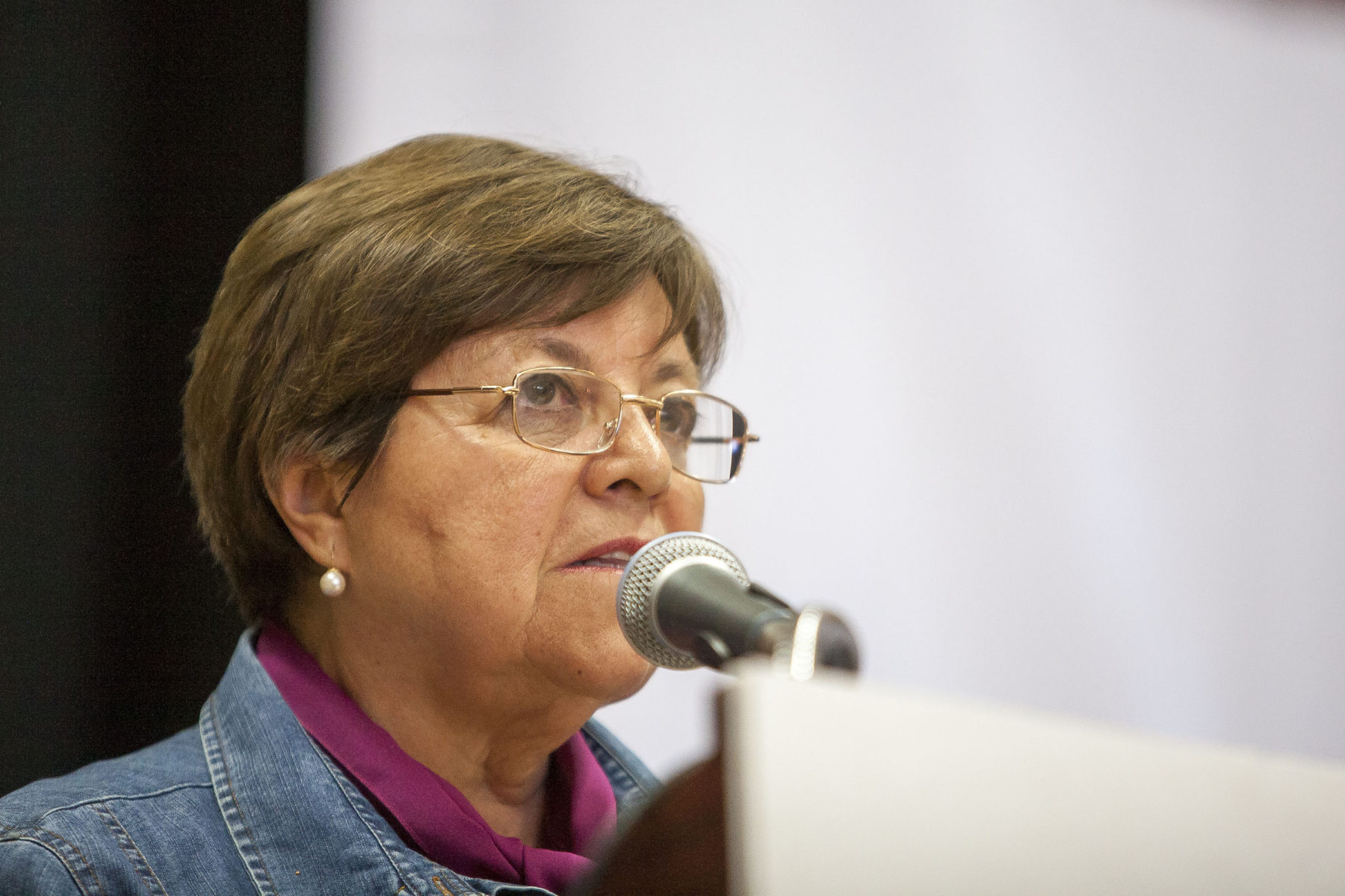 “No hay temas vedados a la poesía, lo que está vedado es abandonarla ...