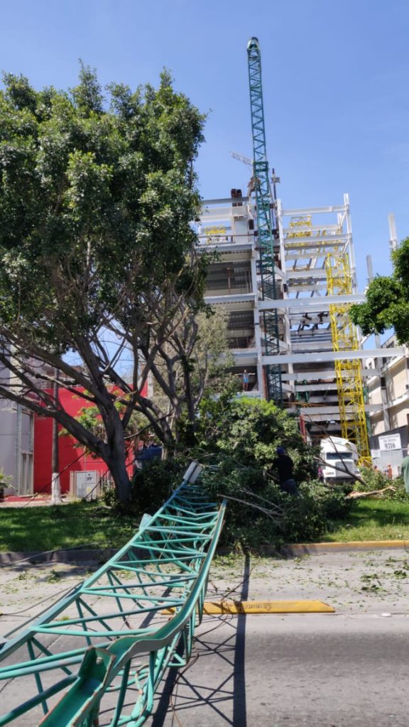 Cae pluma hidráulica de edificio y obstruye vialidad en Zona Río ...
