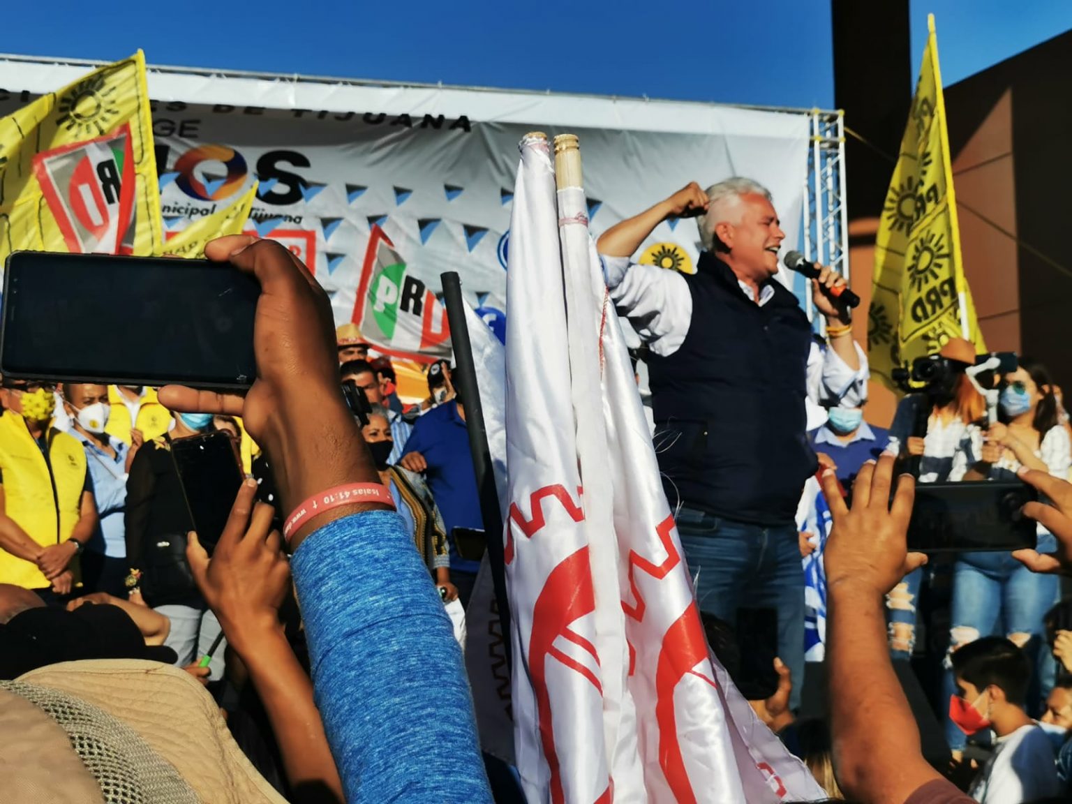 Ondean solo dos banderas del PRI en mitin de Ramos - Semanario ZETA