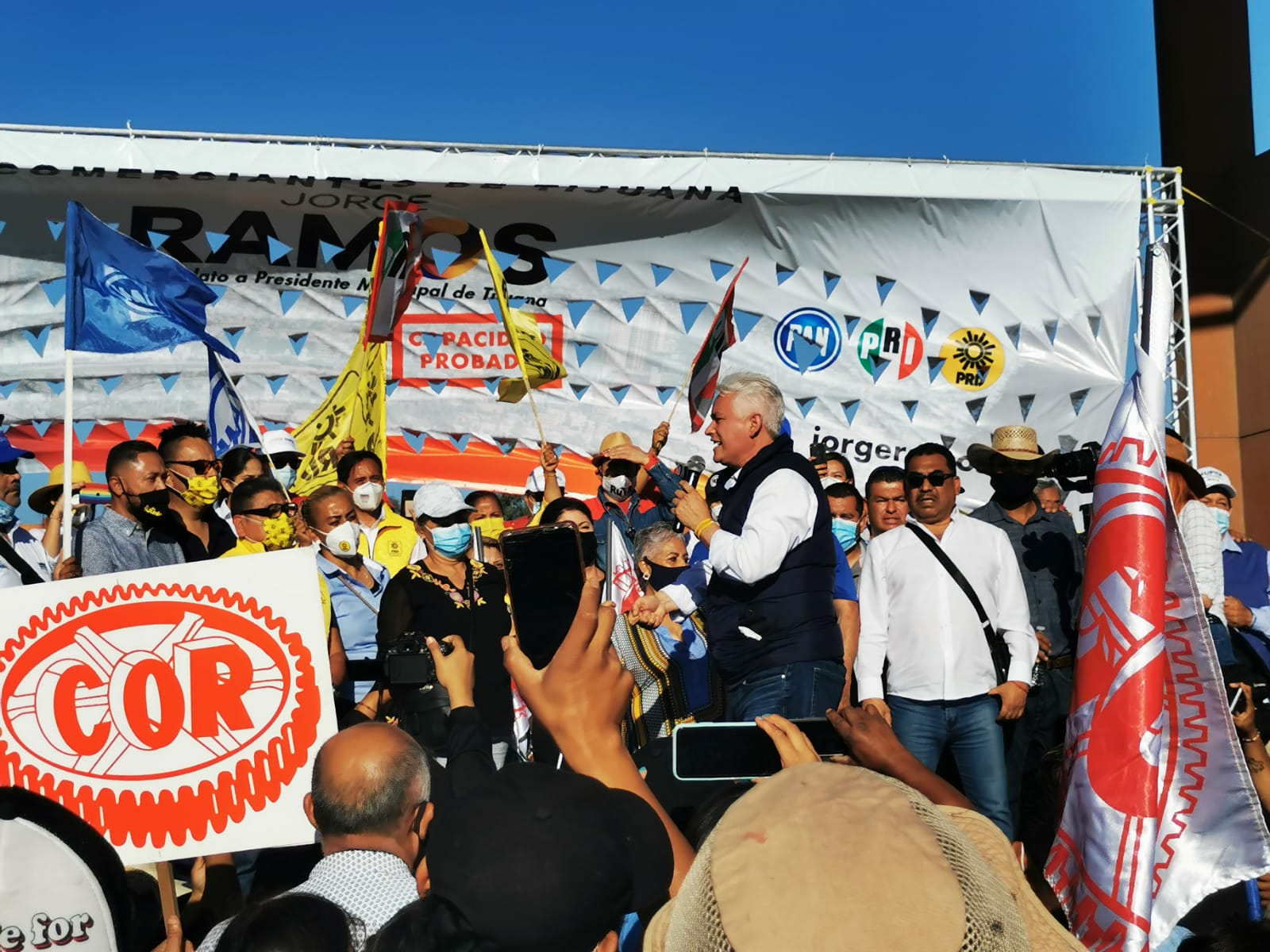 Ondean solo dos banderas del PRI en mitin de Ramos - Semanario ZETA