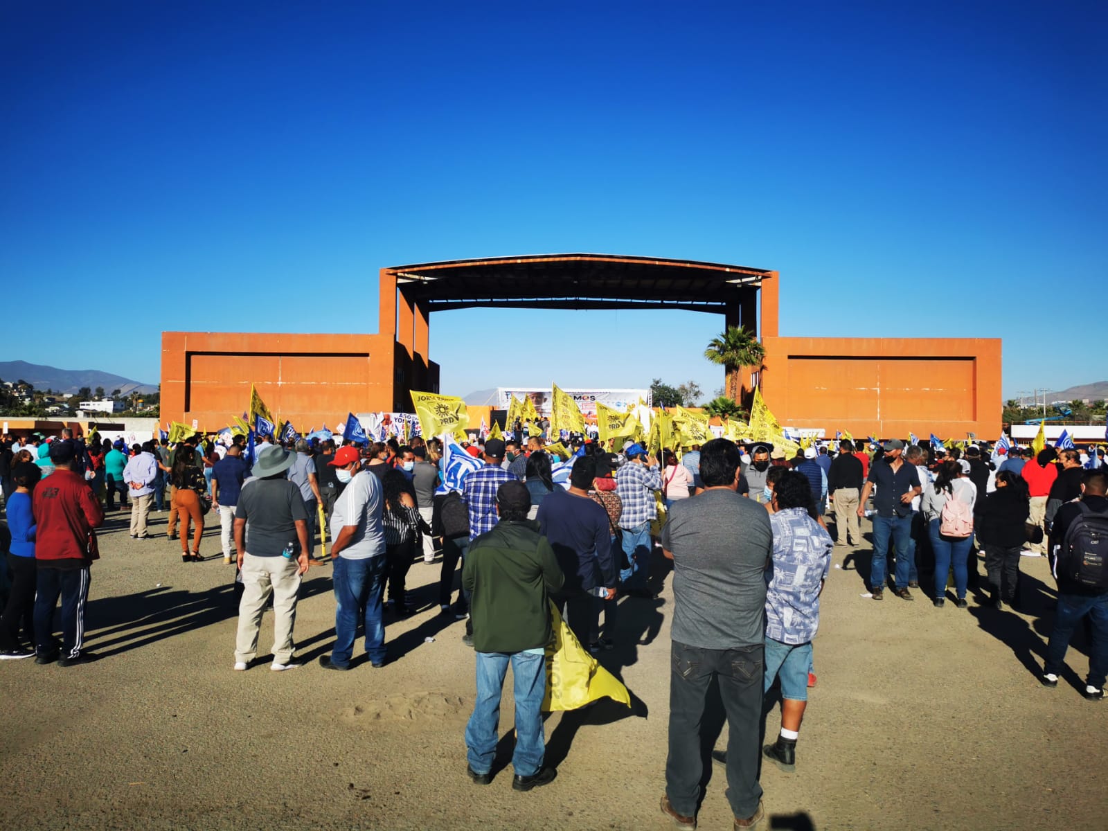 Ondean solo dos banderas del PRI en mitin de Ramos - Semanario ZETA