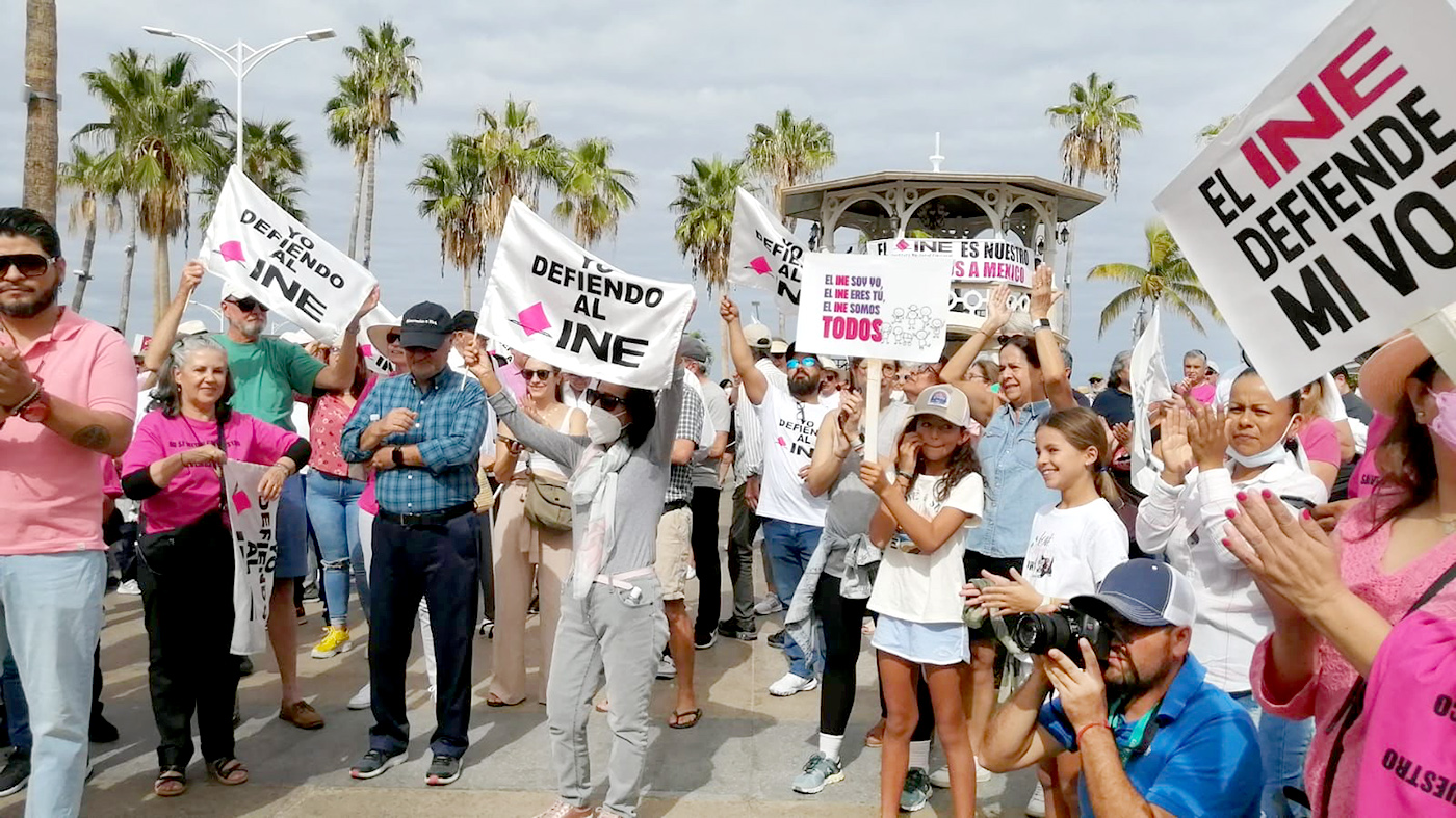 Unos 500 marchan en “defensa” del INE en La Paz - Semanario ZETA