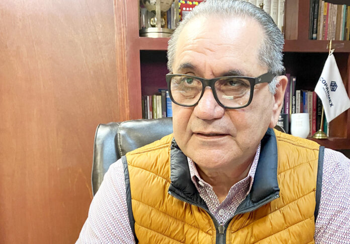 Octavio Sandoval, Crítico del gobierno - Semanario ZETA
