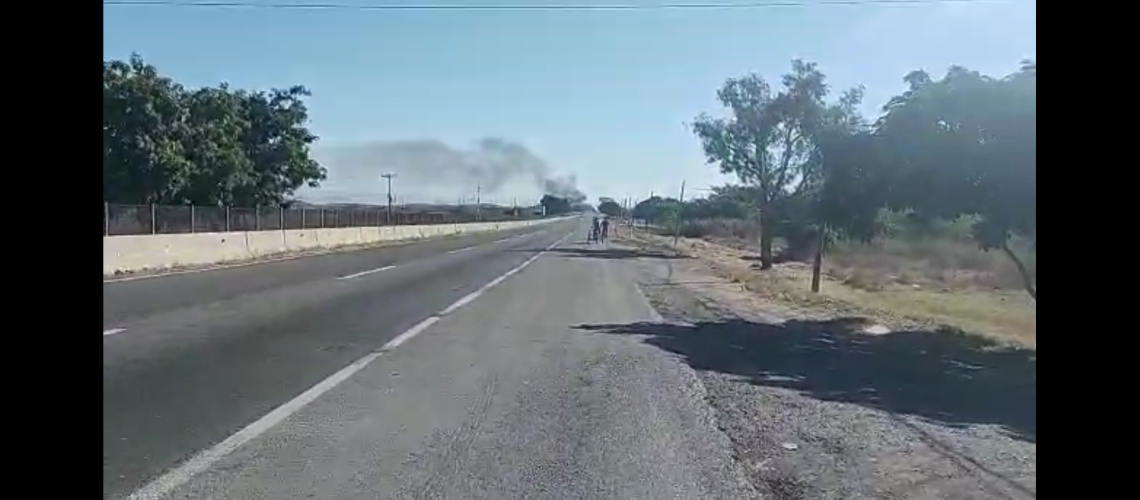 Bloquean Accesos Y Salidas De Mazatlán Queman Vehículos Semanario Zeta