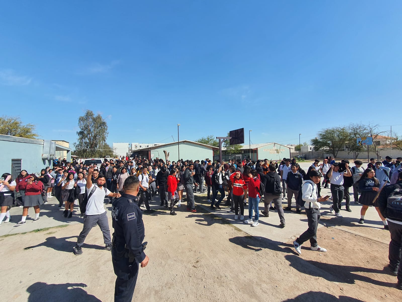 Jóvenes de CBTIS 140 sitian a conserje y lo señalan por acosador; fue ...