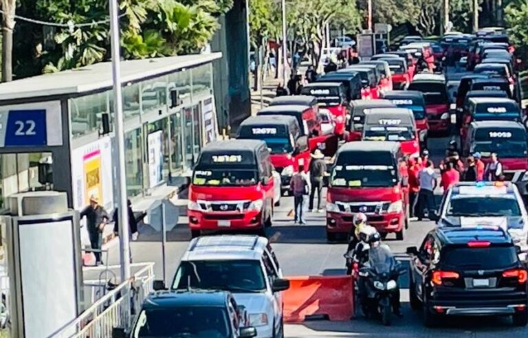 Caravana de taxis Rojo y Negro provoca tráfico y causa molestia en ...