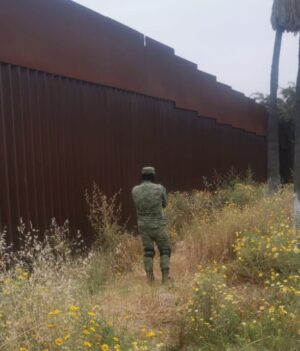 Guardia Nacional y Ejército custodian el muro fronterizo en Tijuana ...
