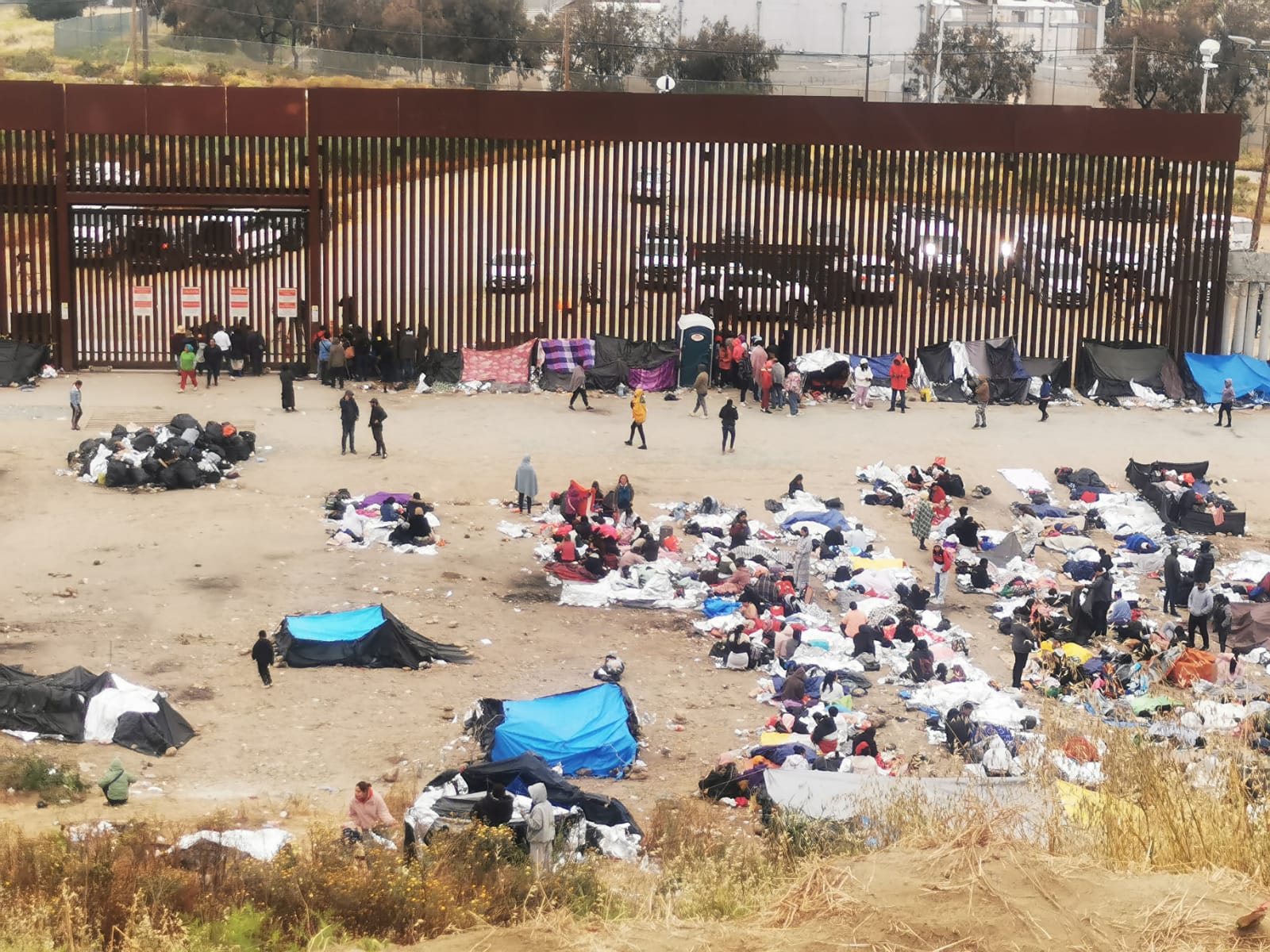 Guardia Nacional y Ejército custodian el muro fronterizo en Tijuana ...