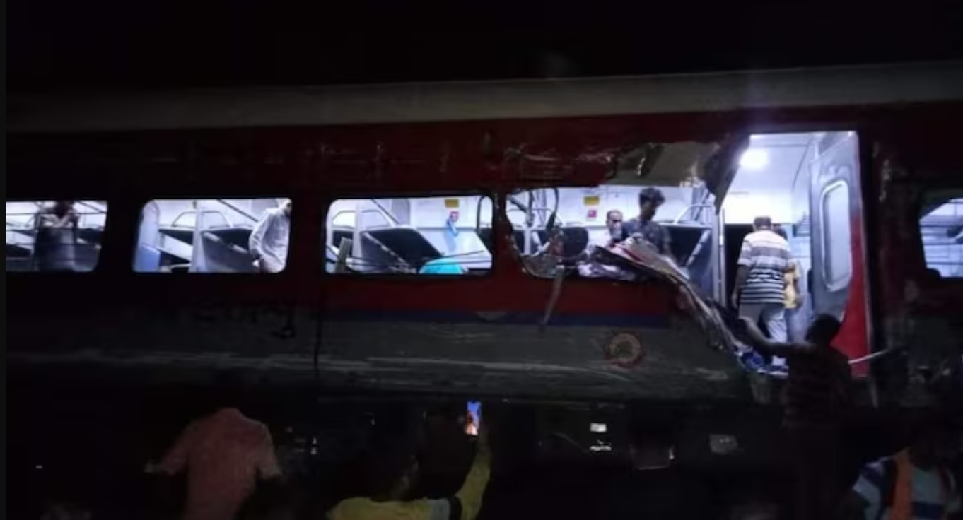 Un choque entre trenes en India, deja al menos 207 personas muertas y 900 heridas - Semanario ZETA