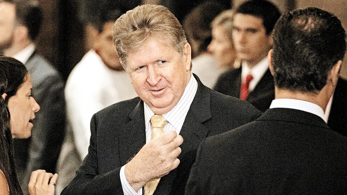 Todo contra Larrea - Semanario ZETA