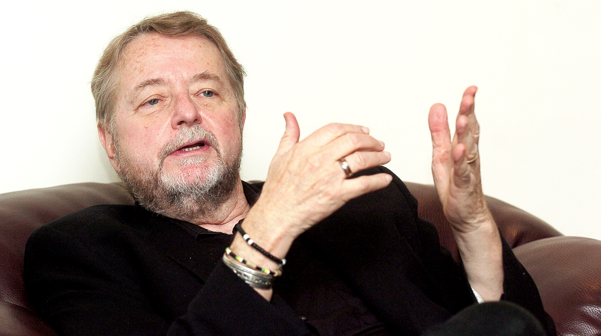 “En una novela puedes investigar más cosas y crear un universo más ...