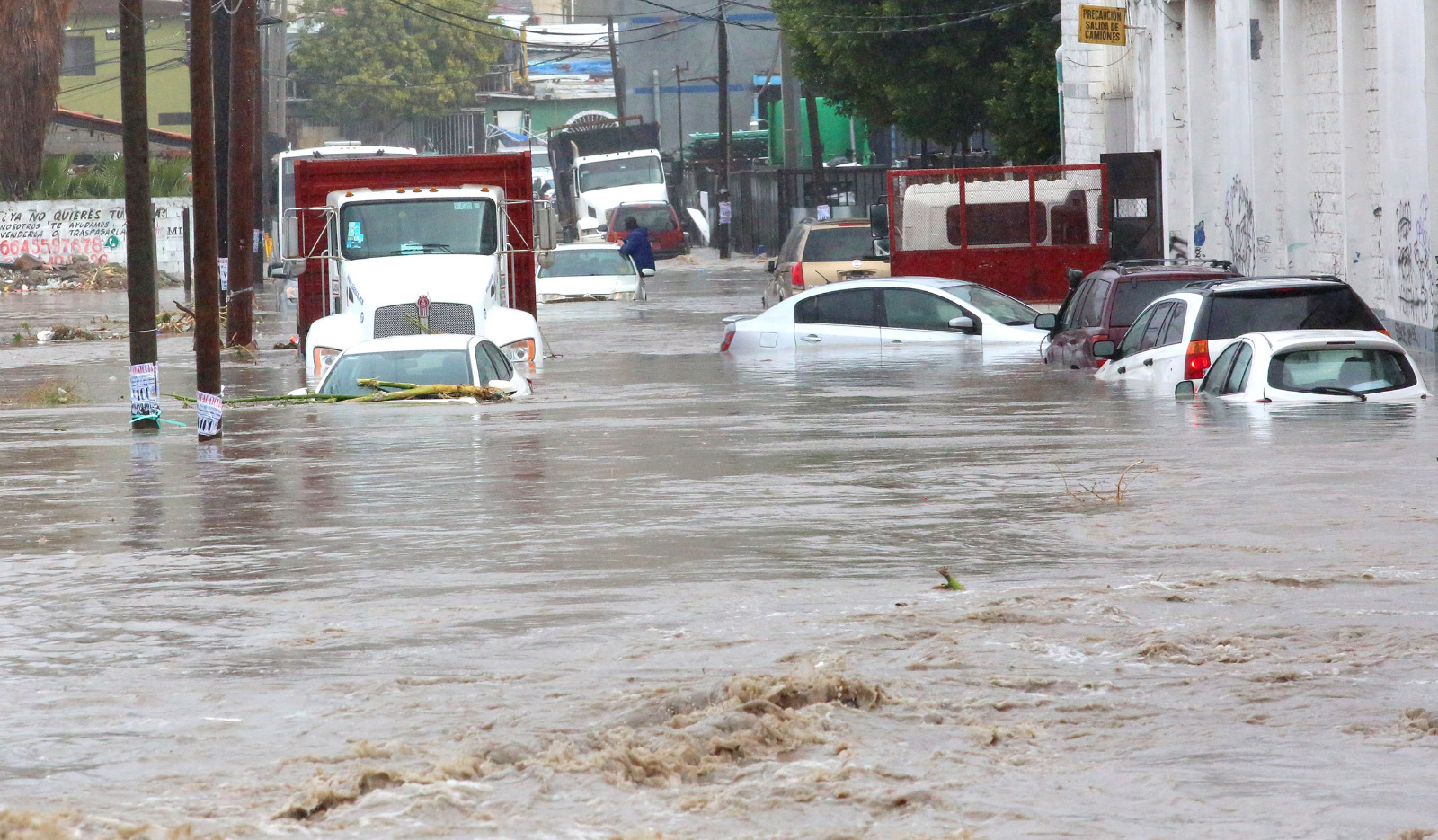 Inundaciones, choques y rescate de personas tras lluvias en Tijuana ...