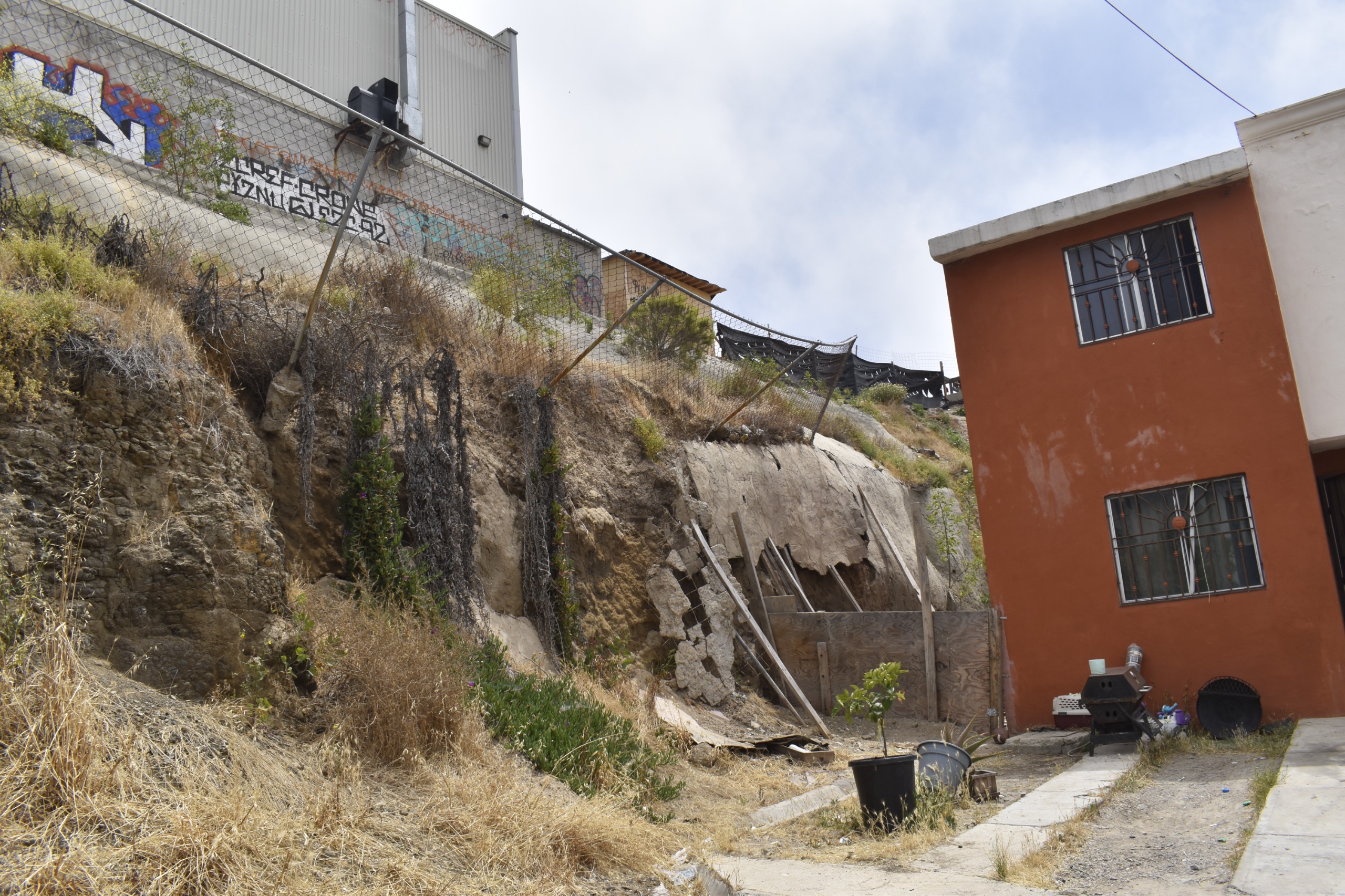 Temen que tierra de talud inestable les caiga encima; hasta la próxima ...