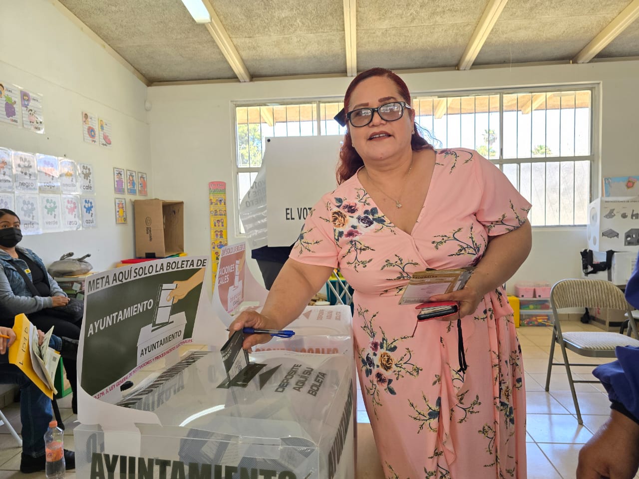 Emite su voto Hilda Leyva, candidata no registrada de San Quintín ...