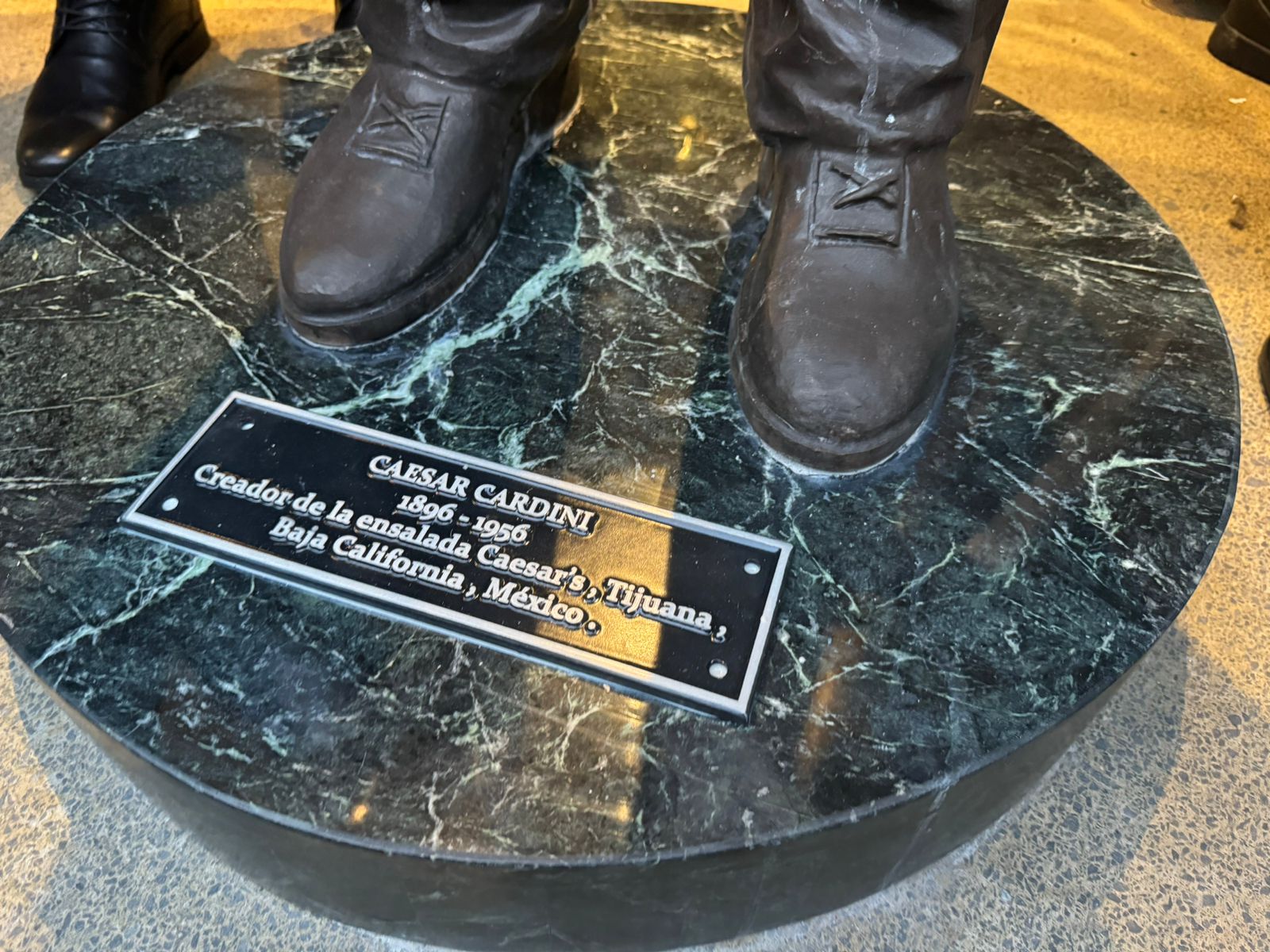 Cardini en bronce, homenaje al creador de Ensalada Caesars en Tijuana ...