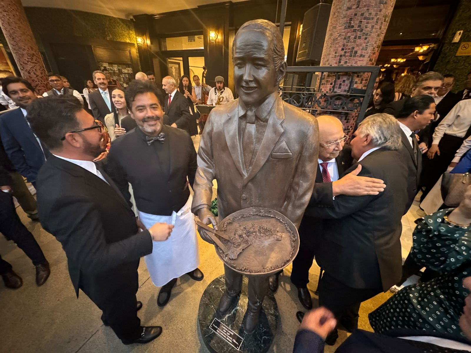 Cardini en bronce, homenaje al creador de Ensalada Caesars en Tijuana ...