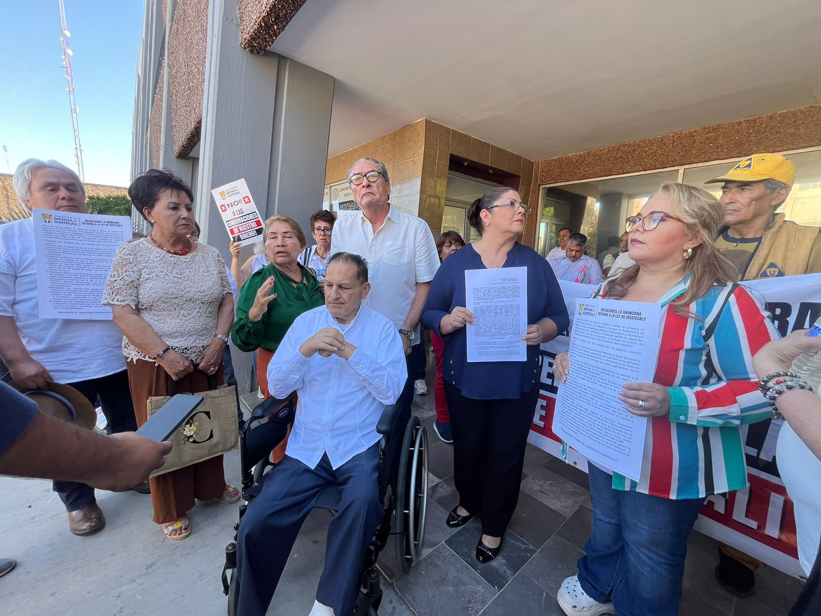 Burócratas y maestros jubilados, hacen frente contra reforma a Ley de ...