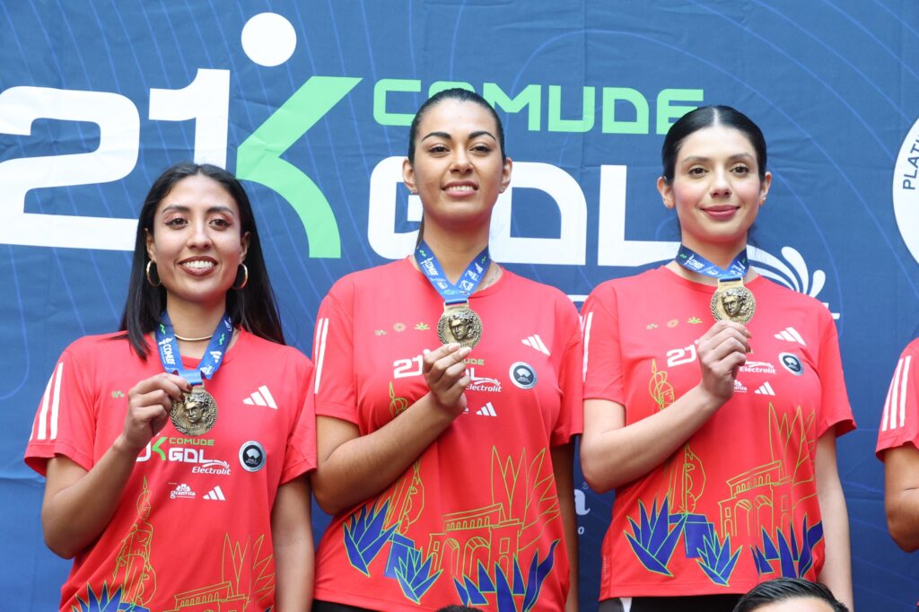 Presentan medalla y playera del 21K de Guadalajara - Semanario ZETA