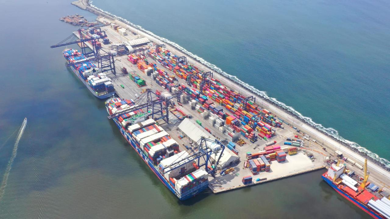 Hutchison Ports recibe simultáneamente dos buques de gran calado en ...