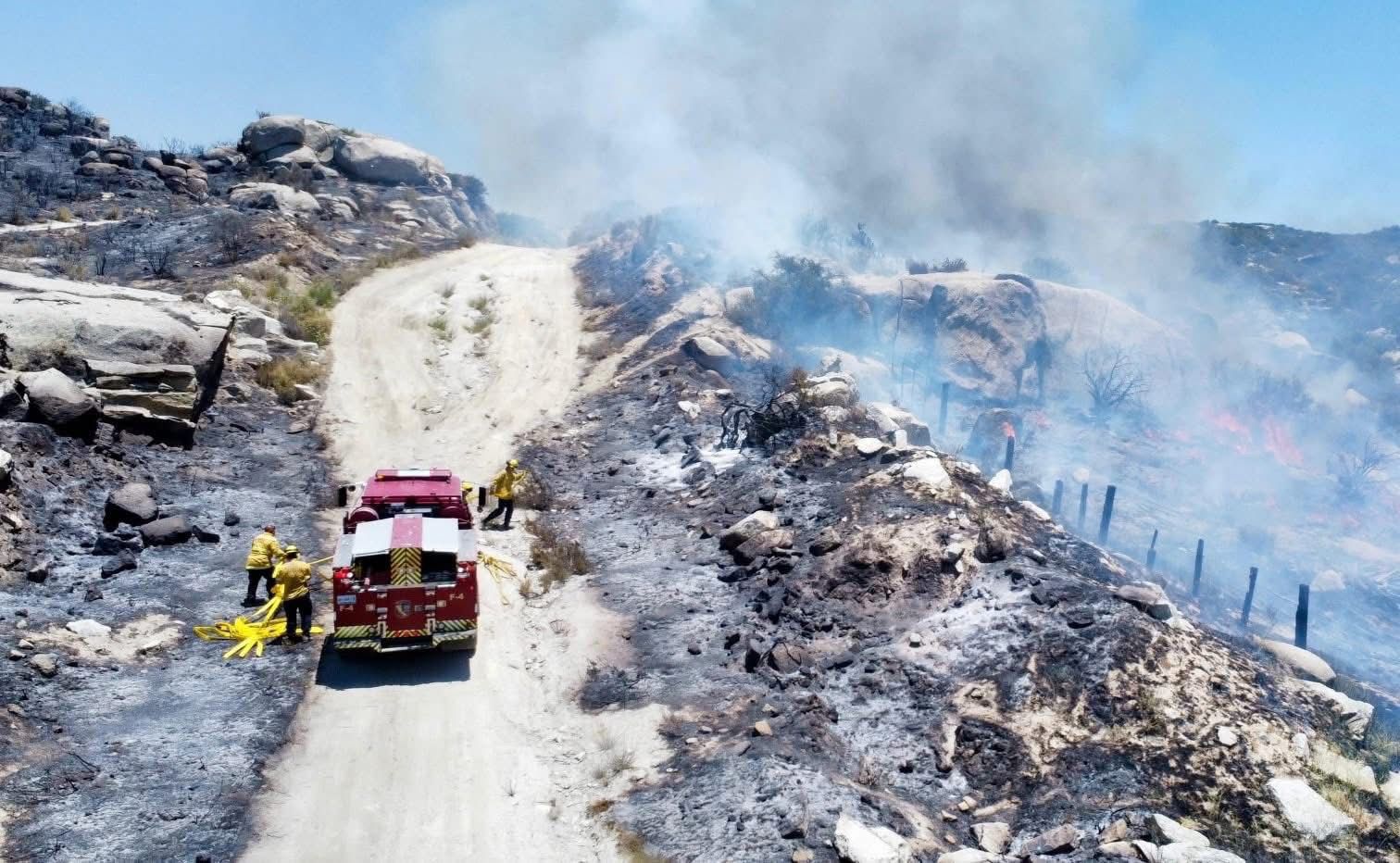 Bomberos Cal Fire hospitalizados, 10 viviendas consumidas por el fuego ...