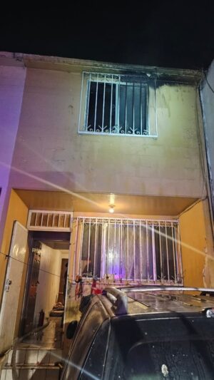 Rescatan a hombre y su perro de incendio en Playas de Tijuana ...