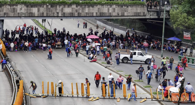 CNTE marcha al Zócalo en primer día de huelga; exige abrogar la Ley del ...
