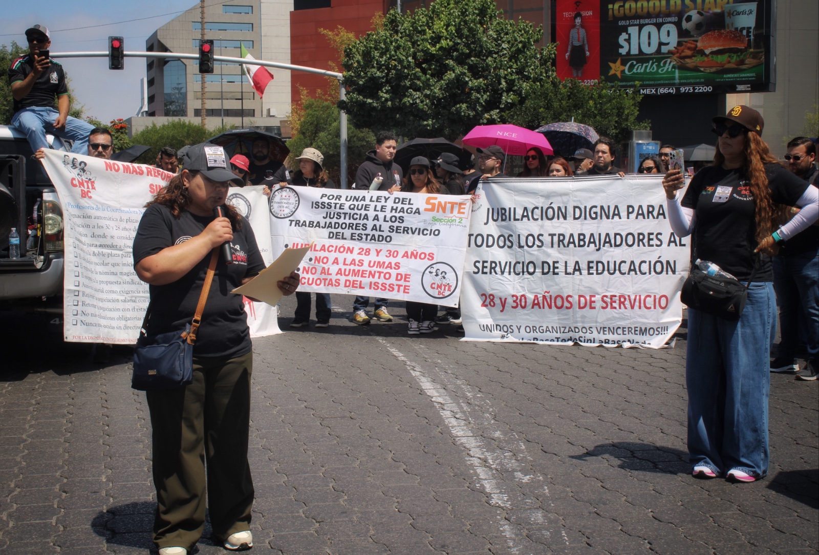 Maestros de la CNTE protestan para demandar la abrogación de la Ley del ...